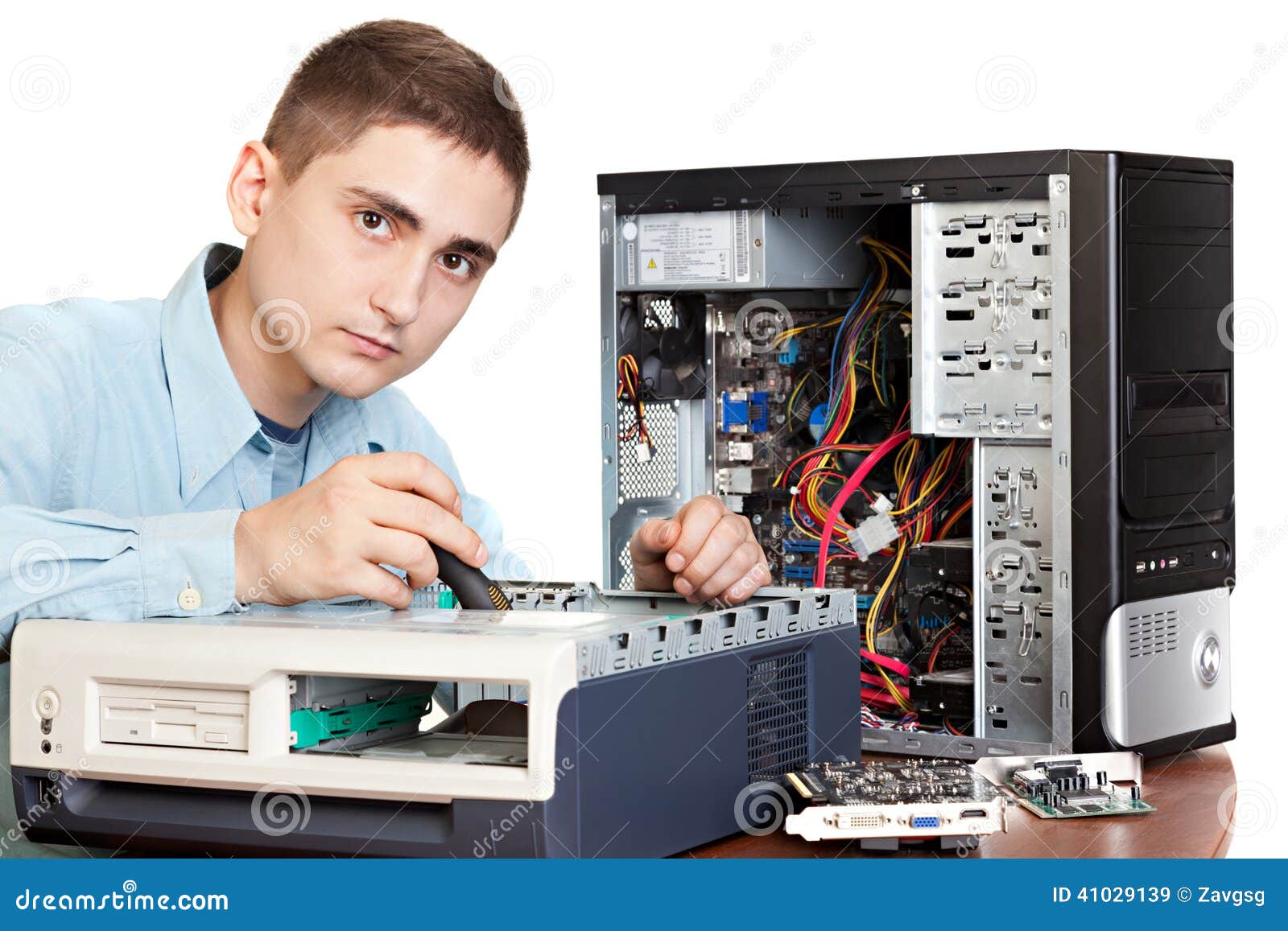 Junger Computertechniker stockbild. Bild von elektronisch - 41029139