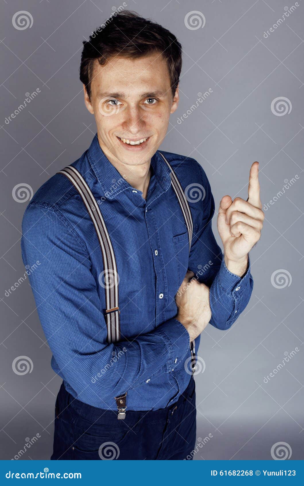 Junger Doof Mann Mit Pickeln Zeigend in Studio Stockfoto - Bild von ...