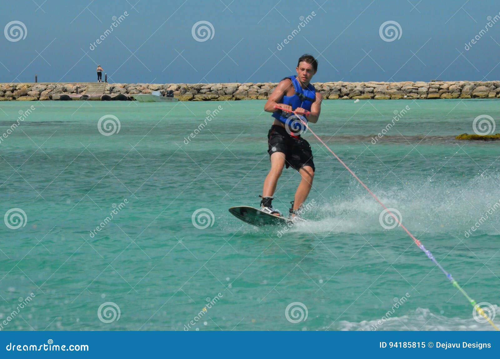Junger Guy Riding Goofy on Ein Wakeboard in Aruba Stockbild - Bild von ...