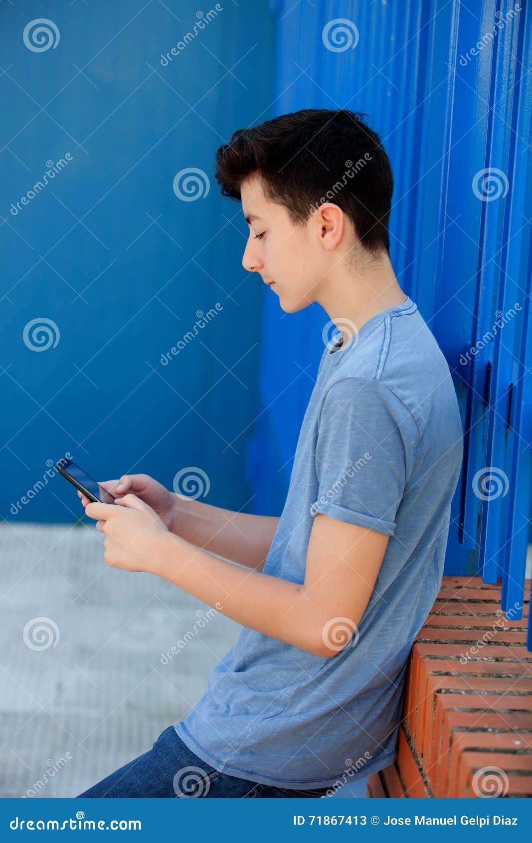 Junger Jugendlicher Mit Ihrem Handy Stockbild - Bild von schauen ...