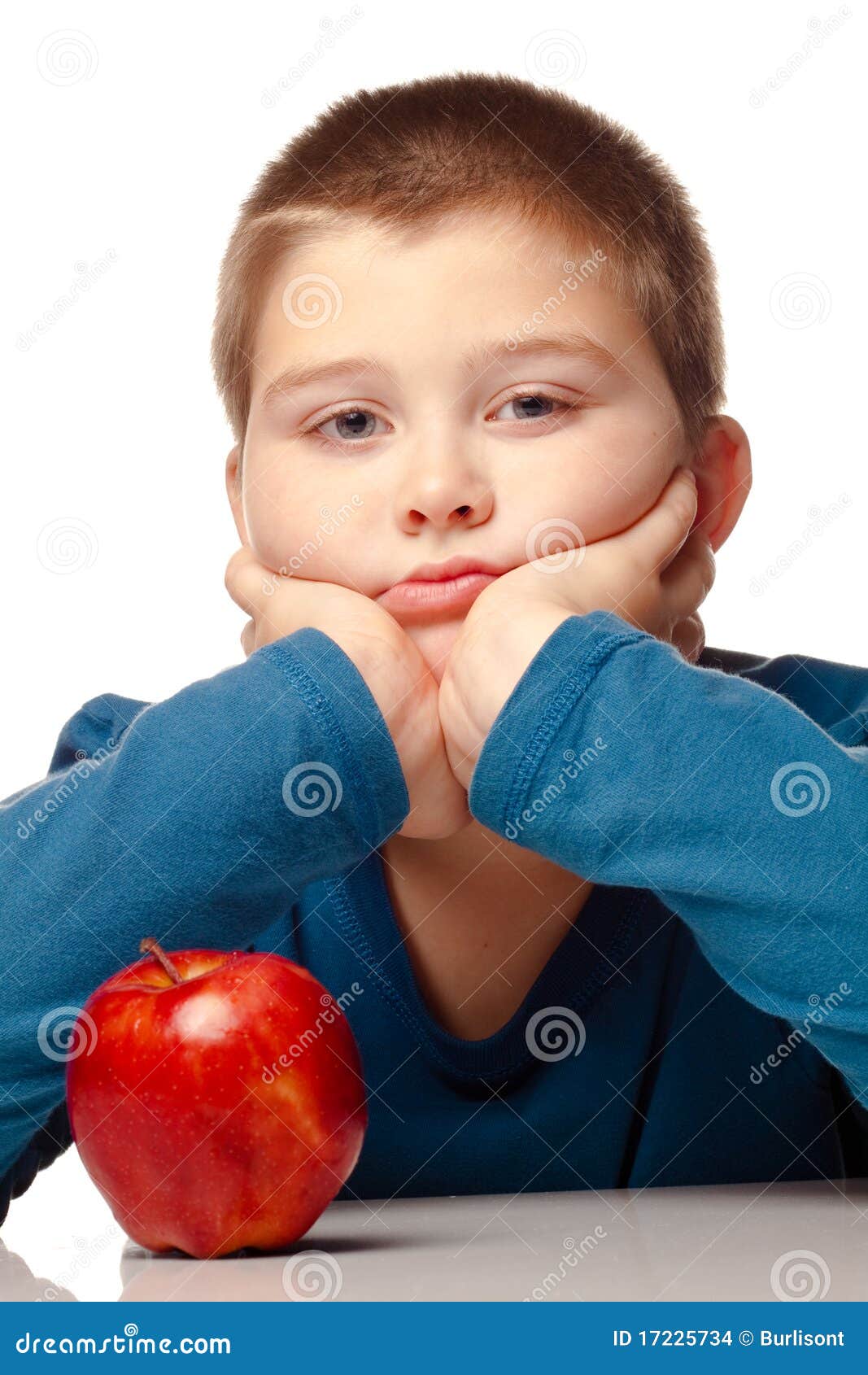 Junger Junge, Der Sich Entscheidet, Einen Apfel Zu Essen Stockfoto ...
