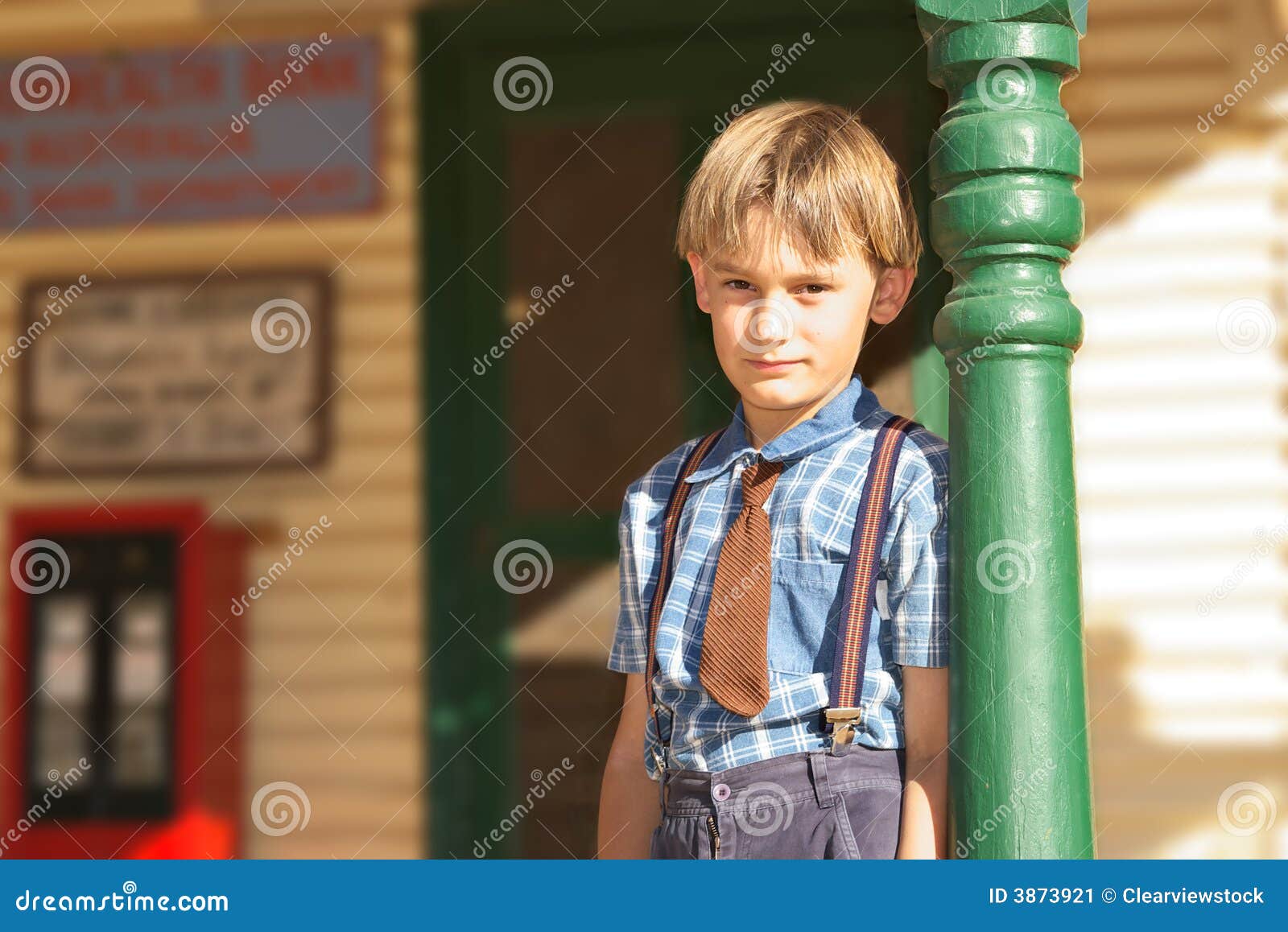 Junger Junge vor System stockbild. Bild von frontseite - 3873921