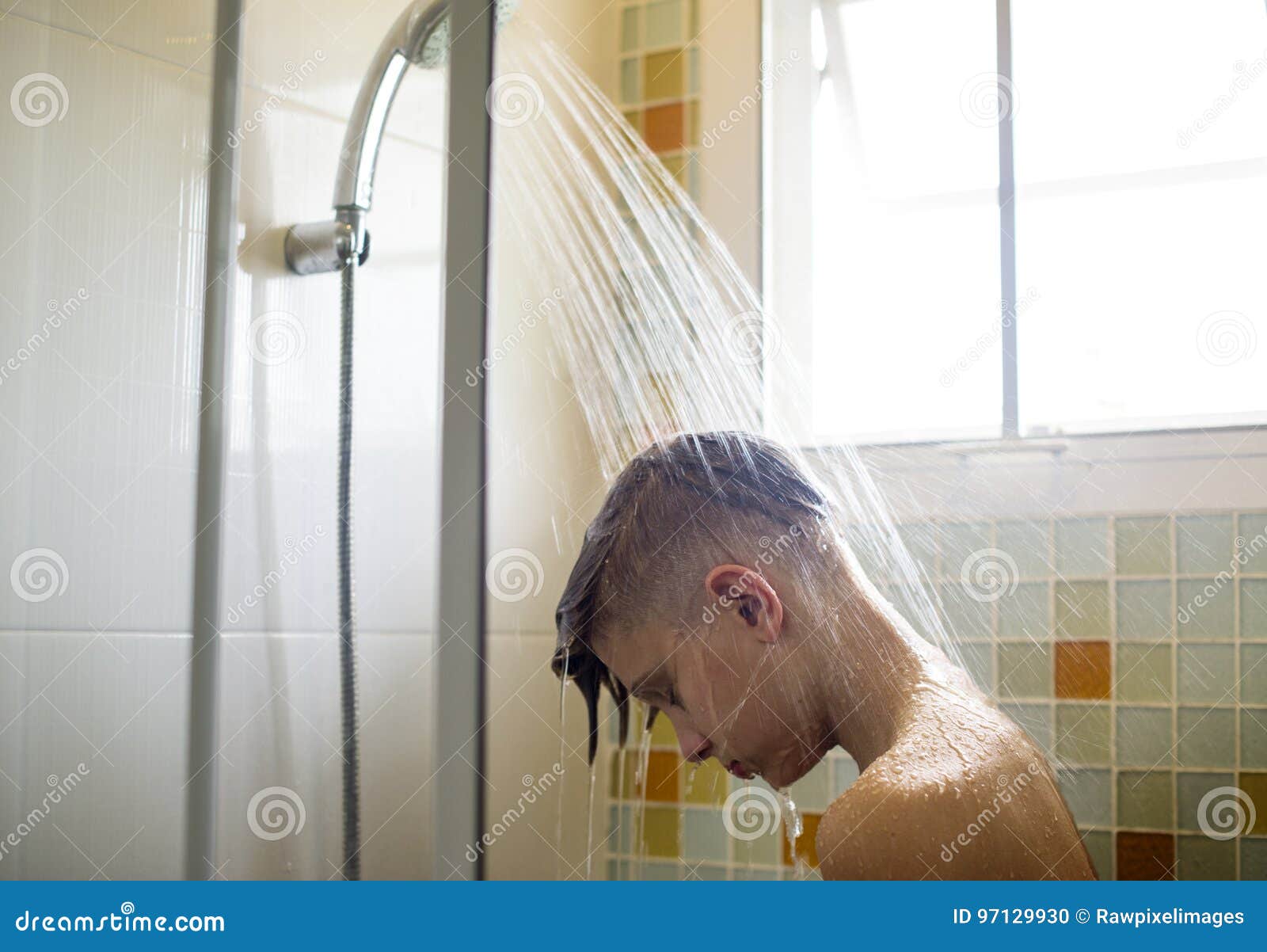 Junger Kaukasischer Mann, Der Im Badezimmer Duscht Stockfoto - Bild von ...