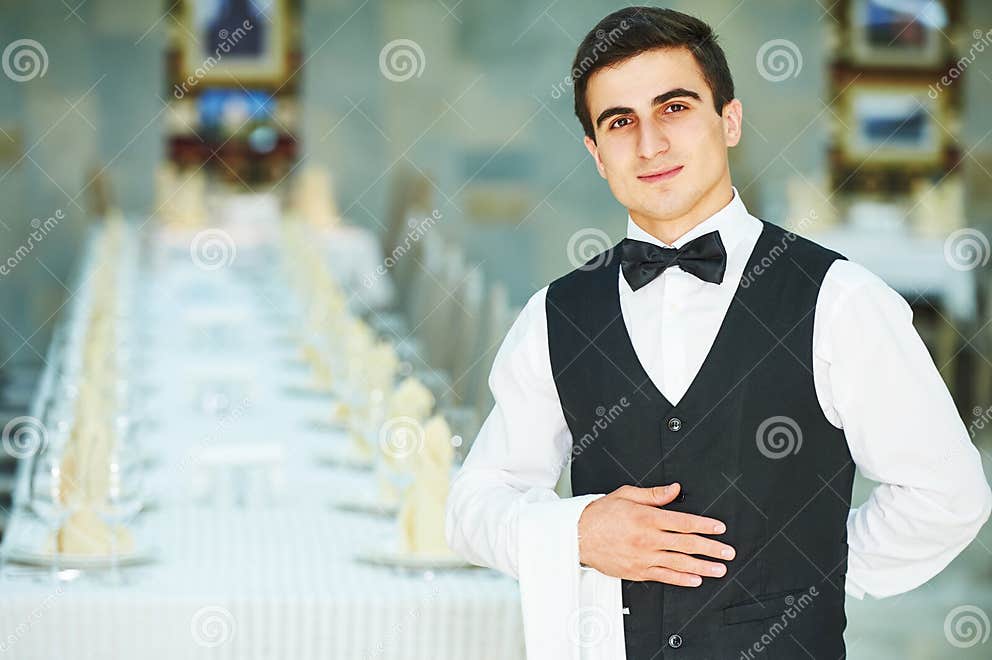 Junger Kellner am Service Im Restaurant Stockfoto - Bild von fachmann ...