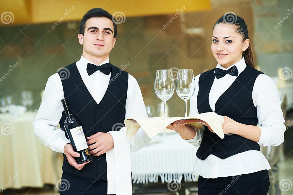 Junger Kellner Und Kellnerin am Service Im Restaurant Stockbild - Bild ...