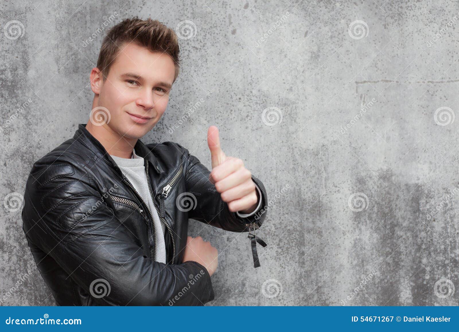 Junger Kerl, Der Sich Daumen Zeigt Stockbild - Bild von mann ...