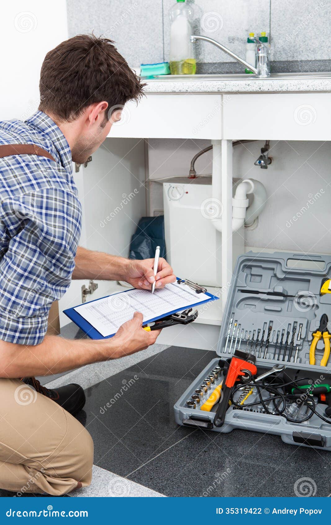 Junger Klempner with Klipp Board Stockfoto - Bild von satz, besetzung ...