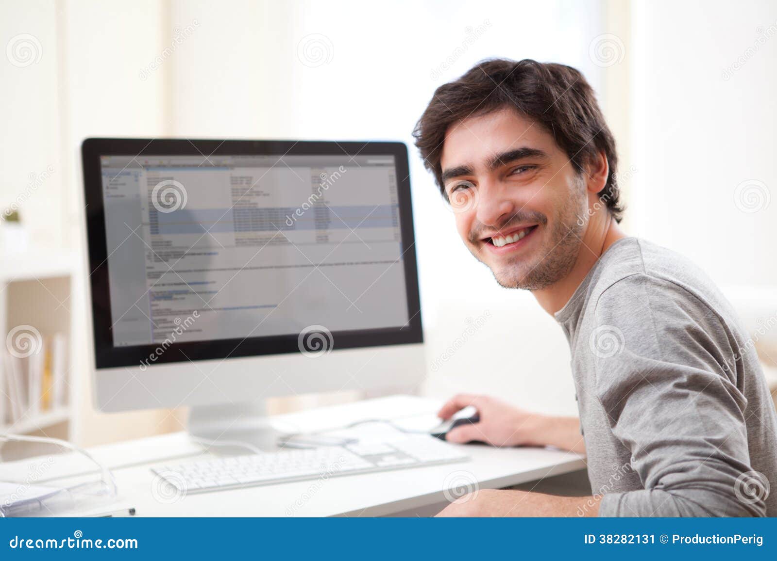 Junger Lächelnder Mann Vor Computer Stockbild - Bild von entspannen ...