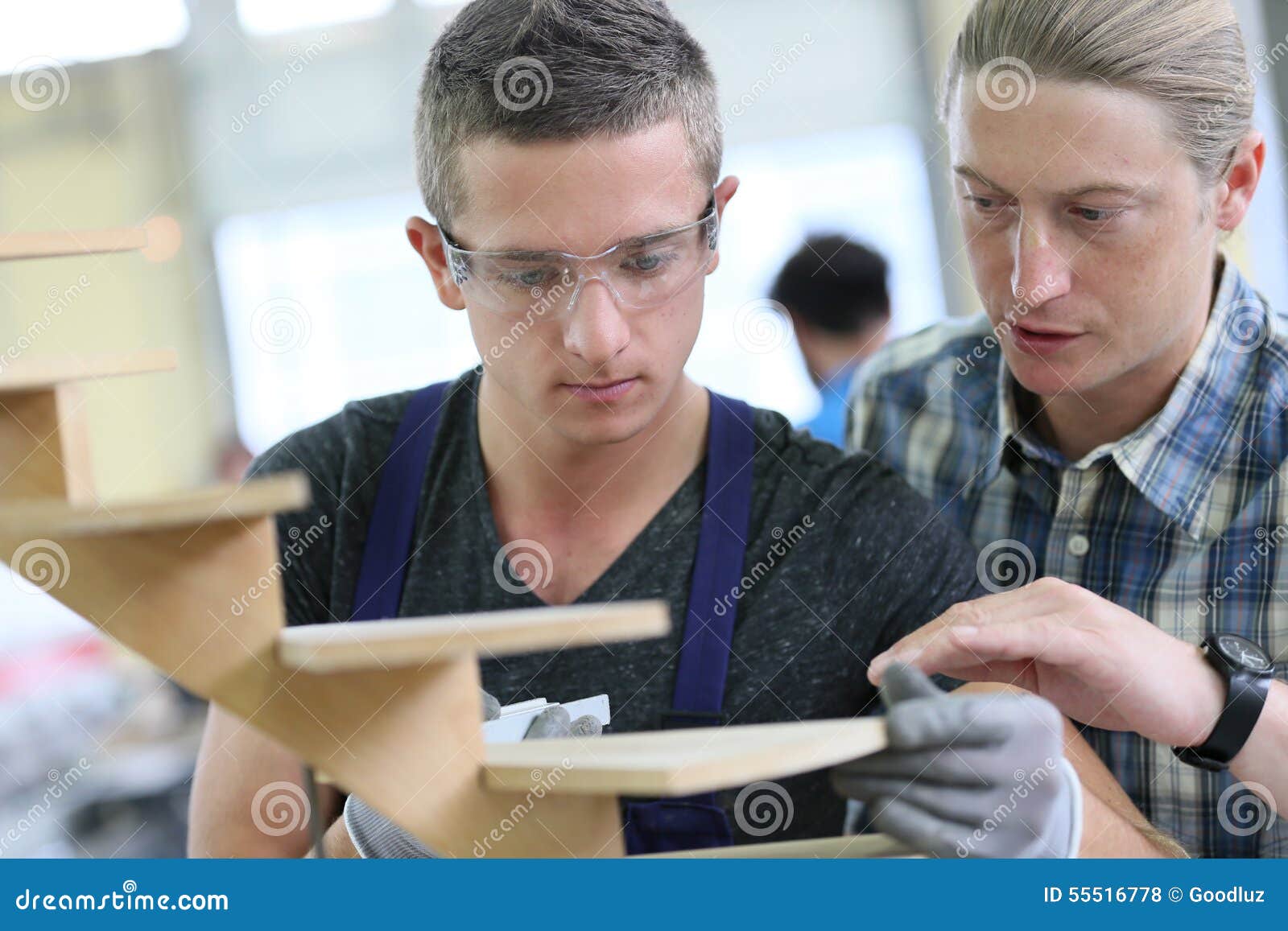 Junger Lehrling in Der Caprentry Schule Mit Lehrer Stockfoto - Bild von ...