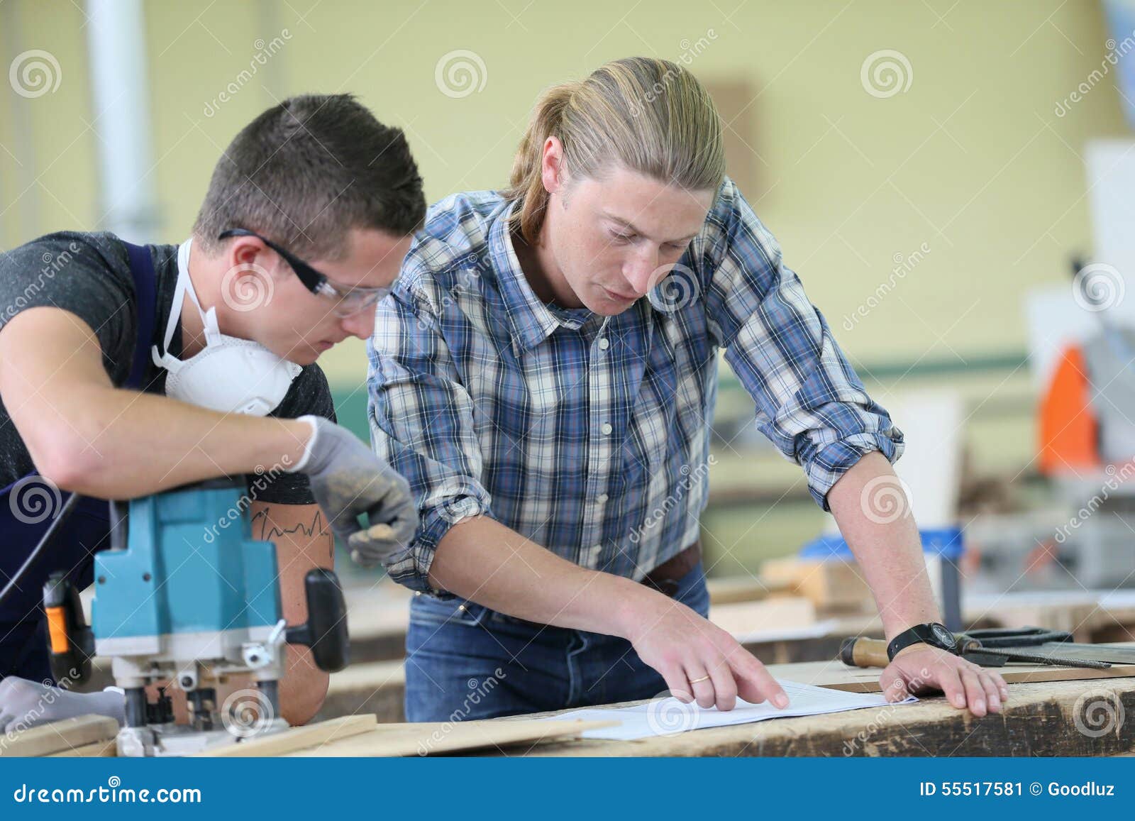 Junger Lehrling Mit Dem Berufstischlerlernen Stockbild - Bild von ...