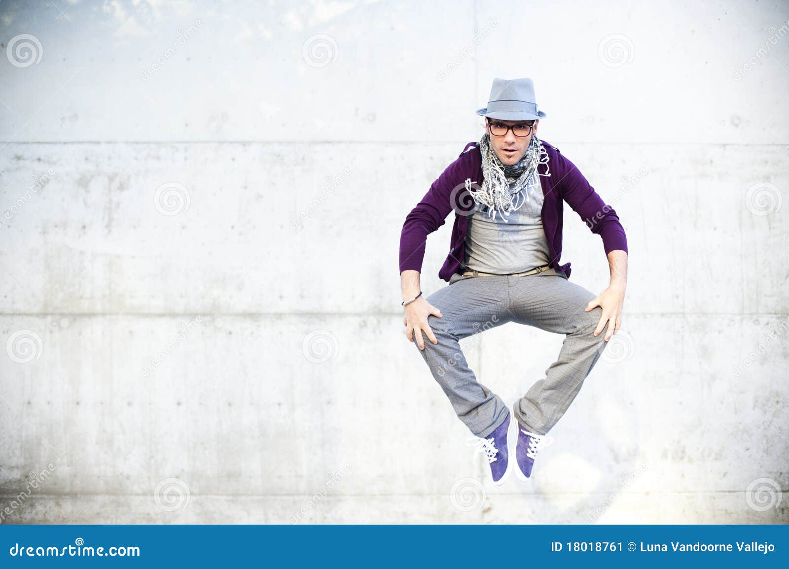 Junger lustiger Mann stockbild. Bild von mode, junge - 18018761