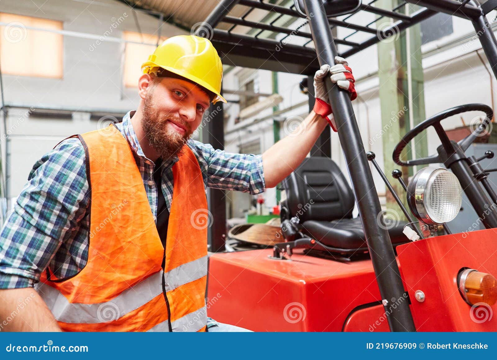 Junger Mann Als Gabelstaplerfahrer in Der Ausbildung Stockbild - Bild ...