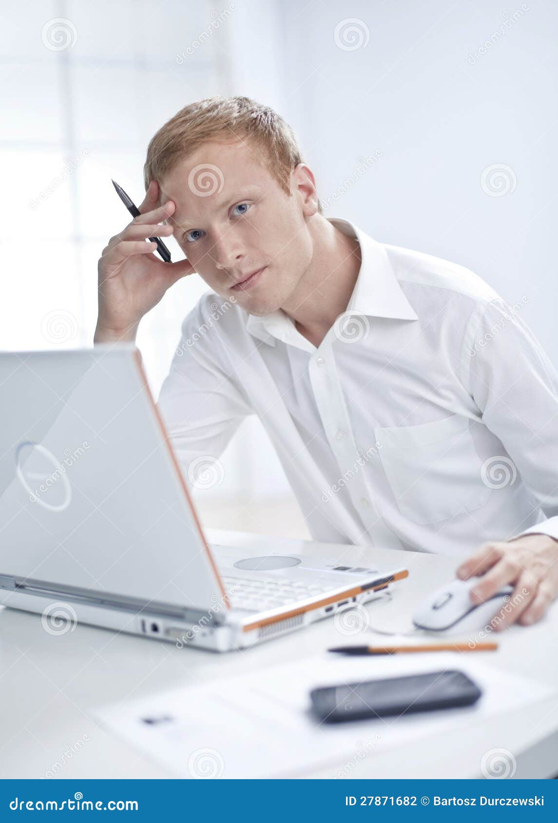 Junger Mann Arbeitet an Dem Computer. Stockfoto - Bild von hell ...