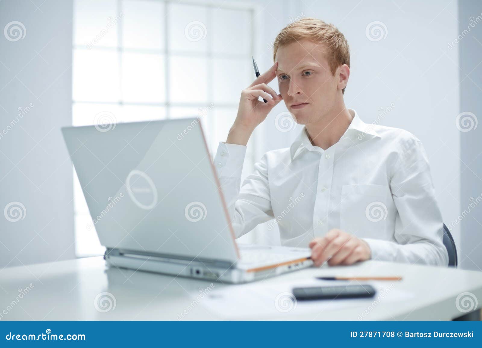 Junger Mann Arbeitet an Dem Computer. Stockfoto - Bild von sitzen, büro ...