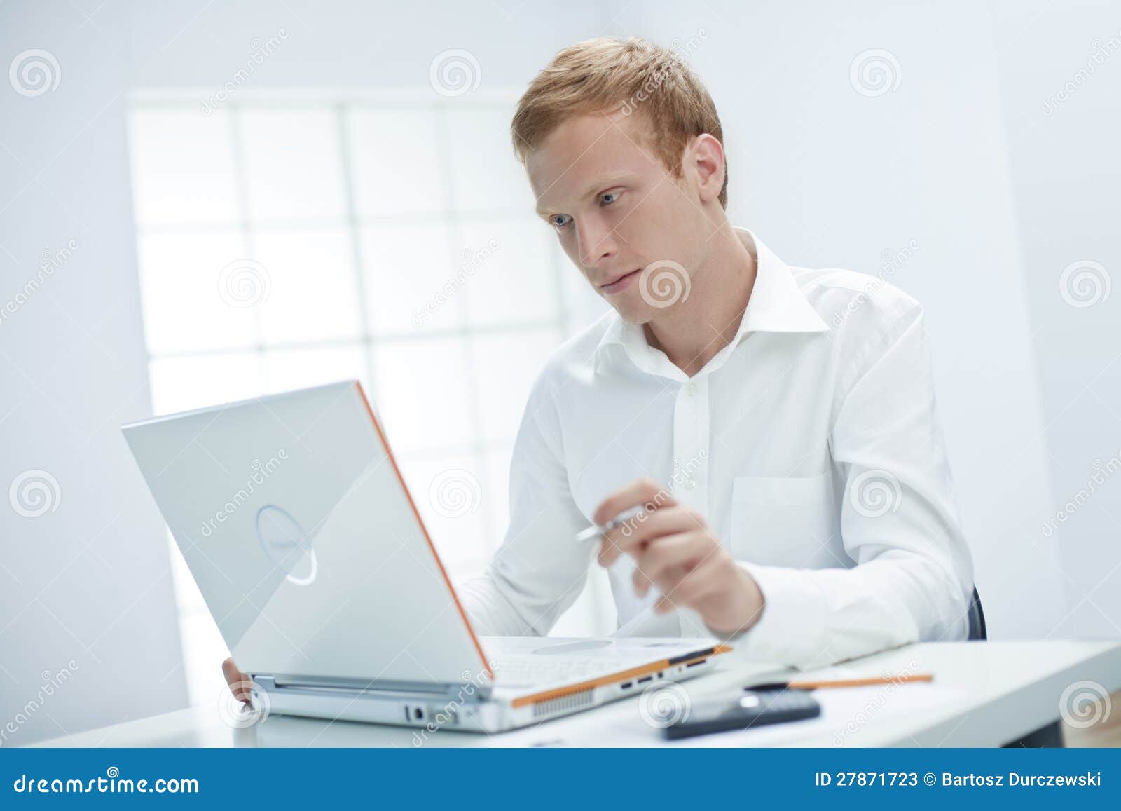Junger Mann Arbeitet an Dem Computer. Stockbild - Bild von netzwerk ...