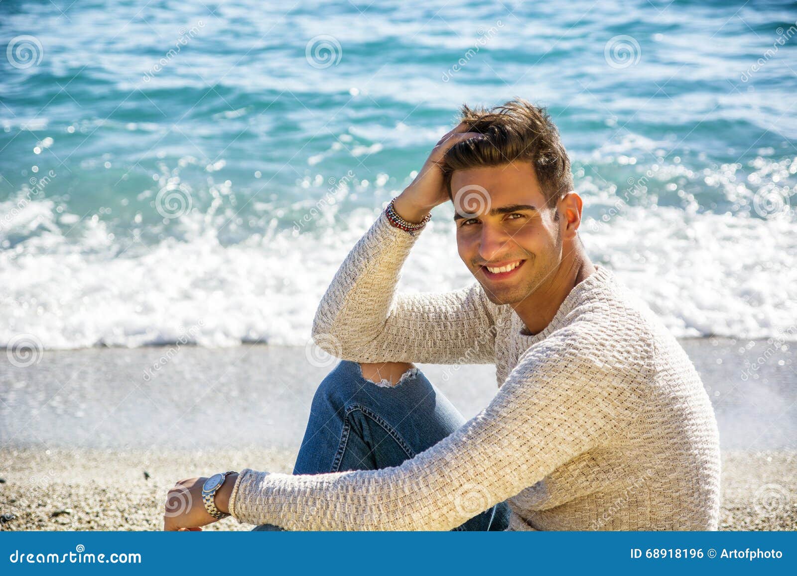 Junger Mann Auf Einem Strand in Sunny Summer Day Stockfoto - Bild von ...
