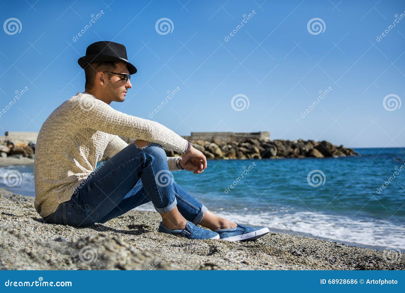 Junger Mann Auf Einem Strand in Sunny Summer Day Stockfoto - Bild von ...