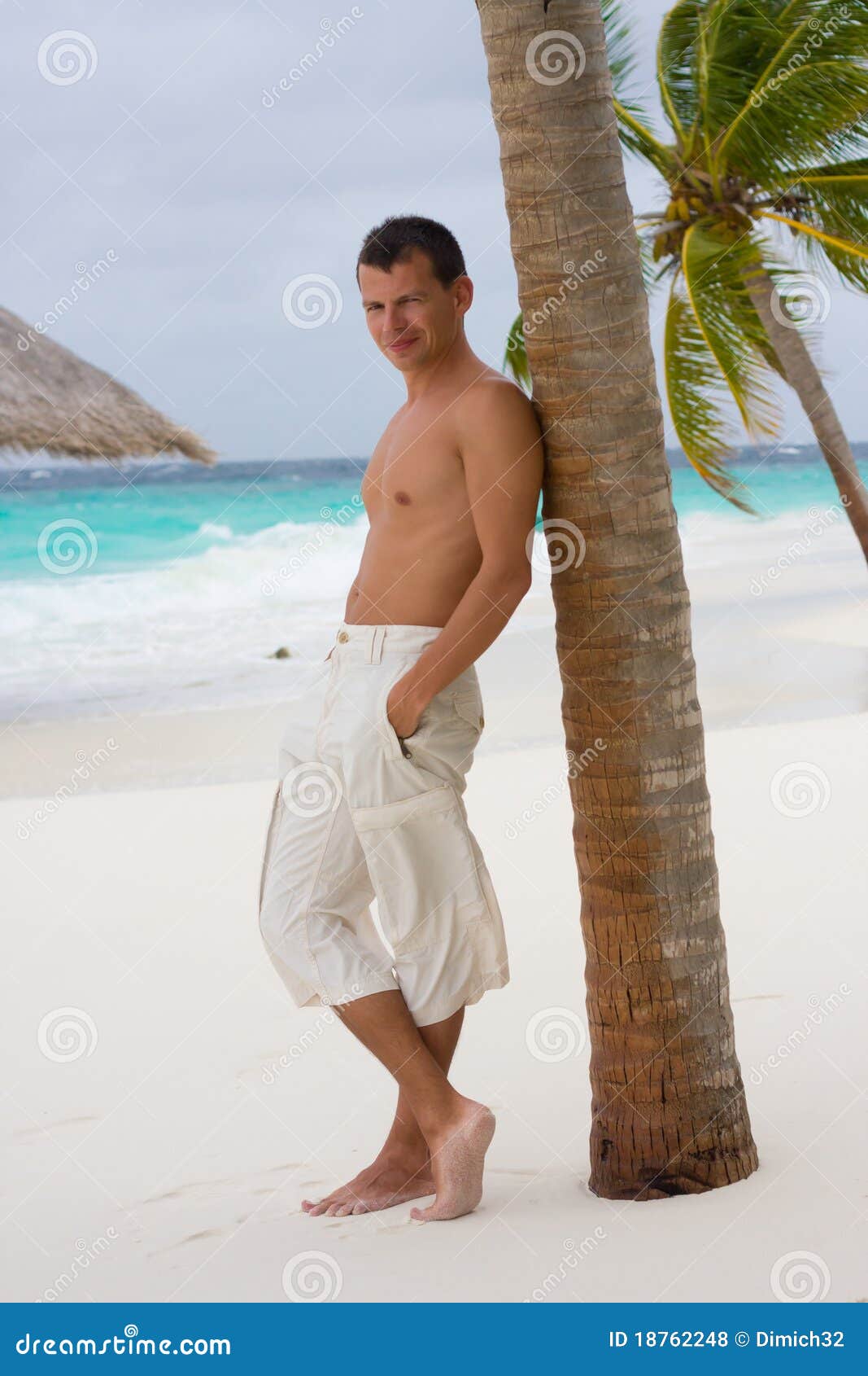 Junger Mann Auf Einem Tropischen Strand Stockfoto - Bild von meer ...