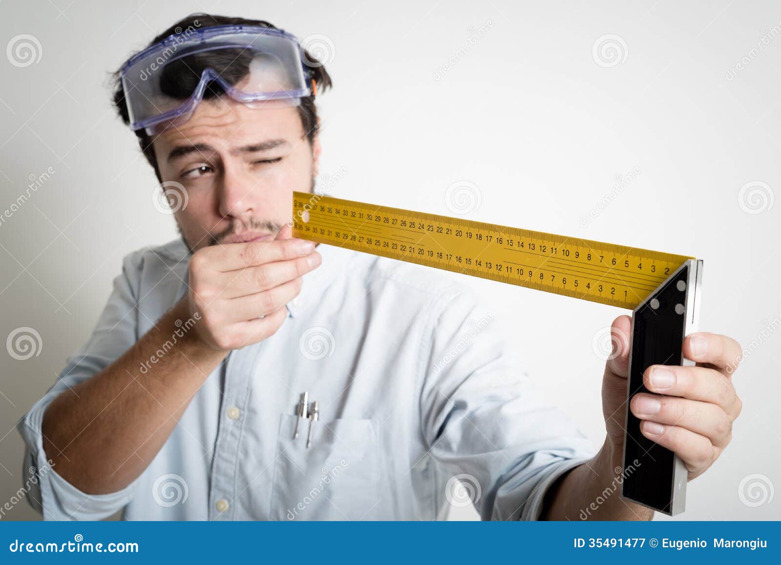 Junger Mann Bricolage Arbeitendes Messen Mit Meter Stockbild - Bild von ...