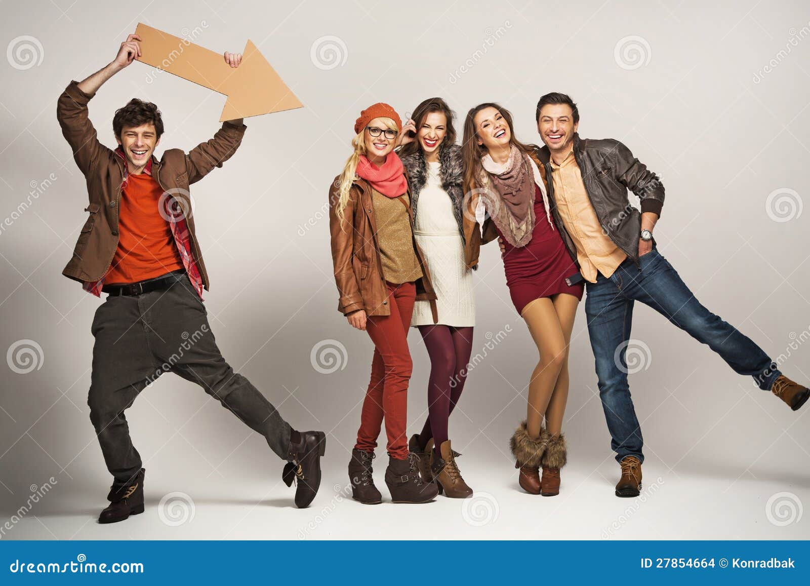 Junger Mann, Der Auf Gruppe Freunde Zeigt Stockfoto - Bild von ...