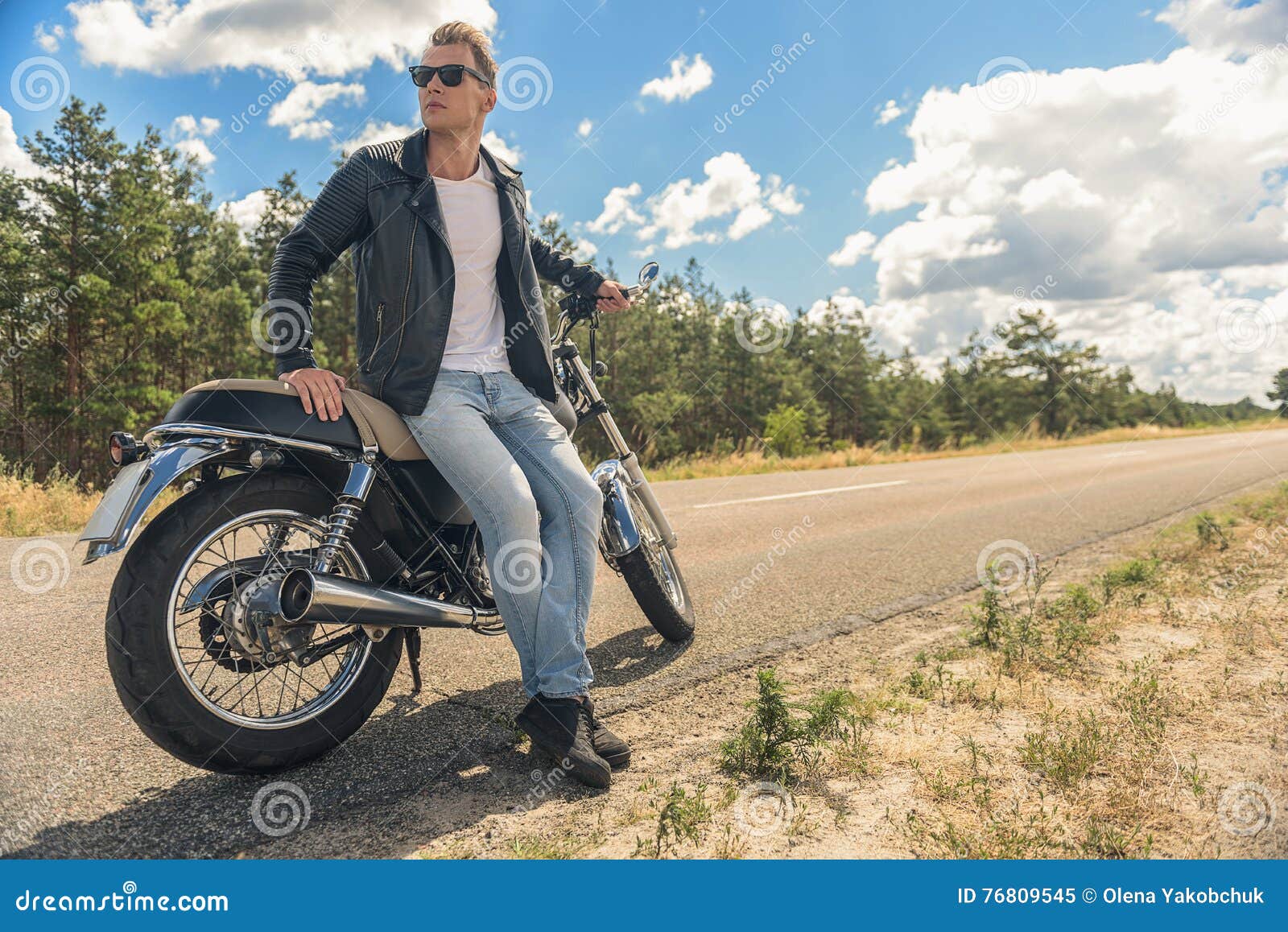 Junger Mann, Der Auf Seinem Motorrad Sitzt Stockbild - Bild von ...