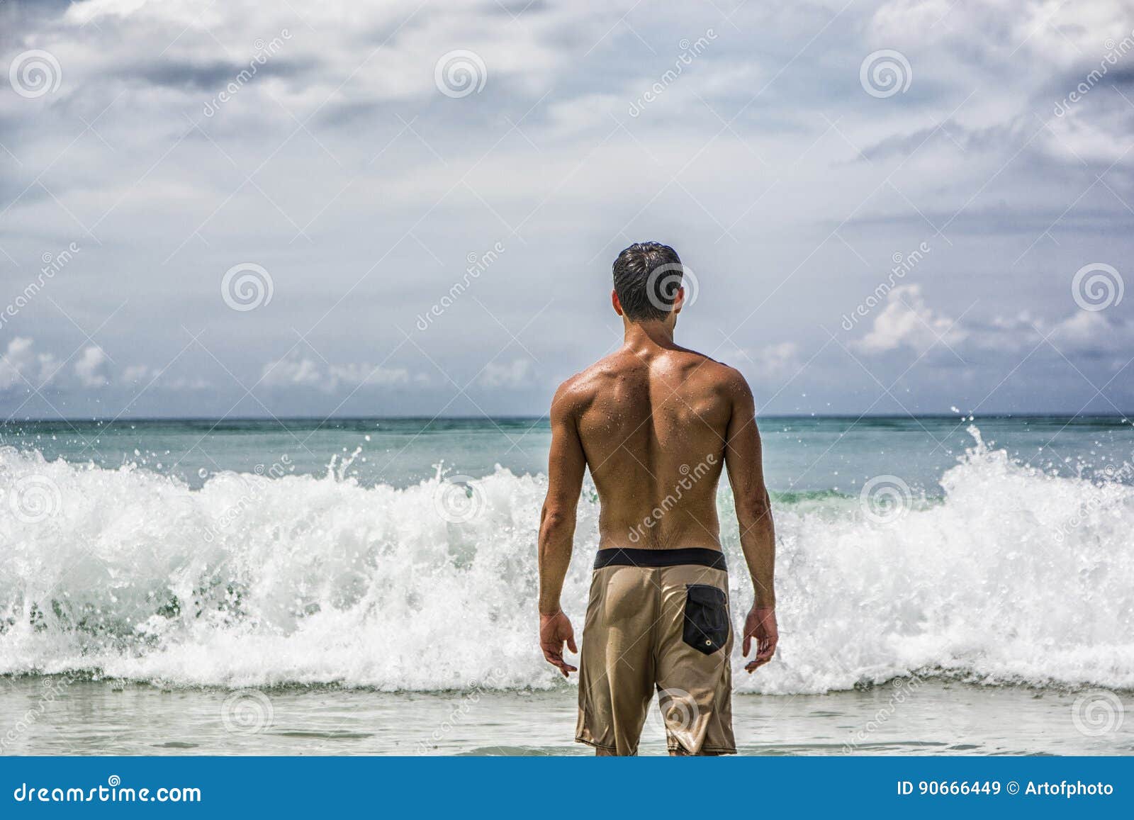 Junger Mann, Der Auf Strand Durch Den Ozean Steht Stockbild - Bild von ...