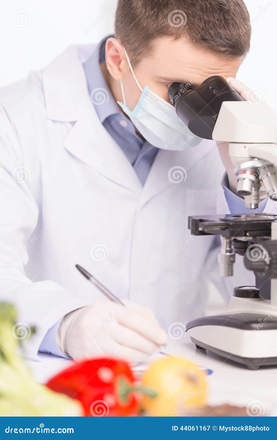 Junger Mann, Der Chemische Elemente Im Labor Studiert Stockbild - Bild ...