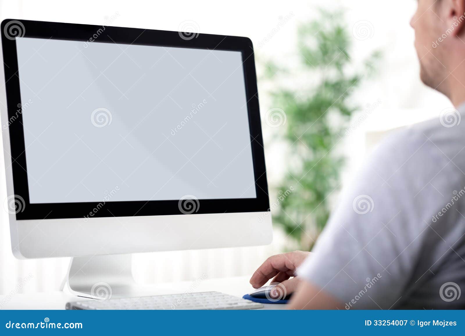 Junger Mann, Der an Computer Arbeitet Stockbild - Bild von exemplar ...