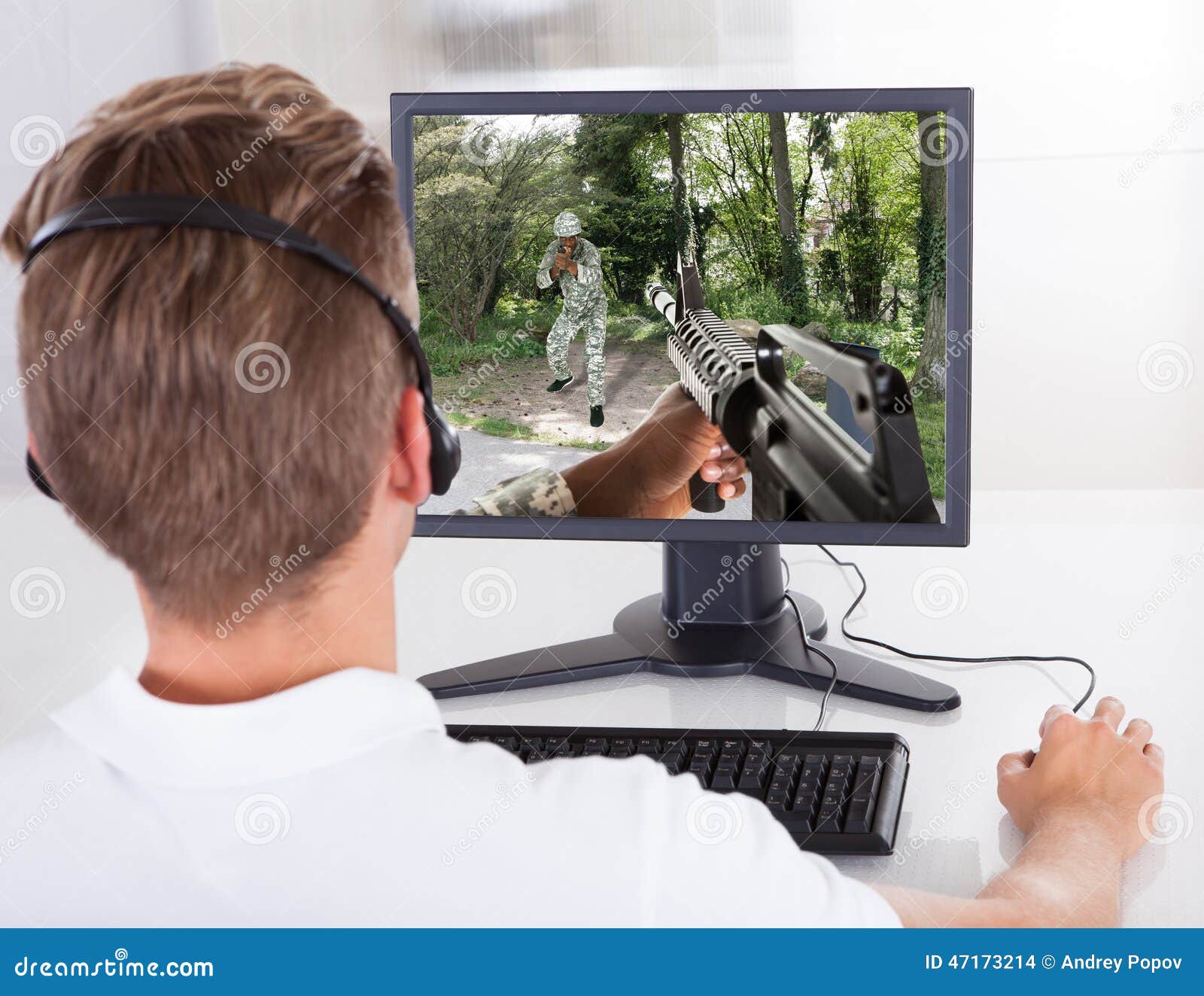 Junger Mann, Der Computer-Spiele Spielt Stockfoto - Bild von aufruf ...