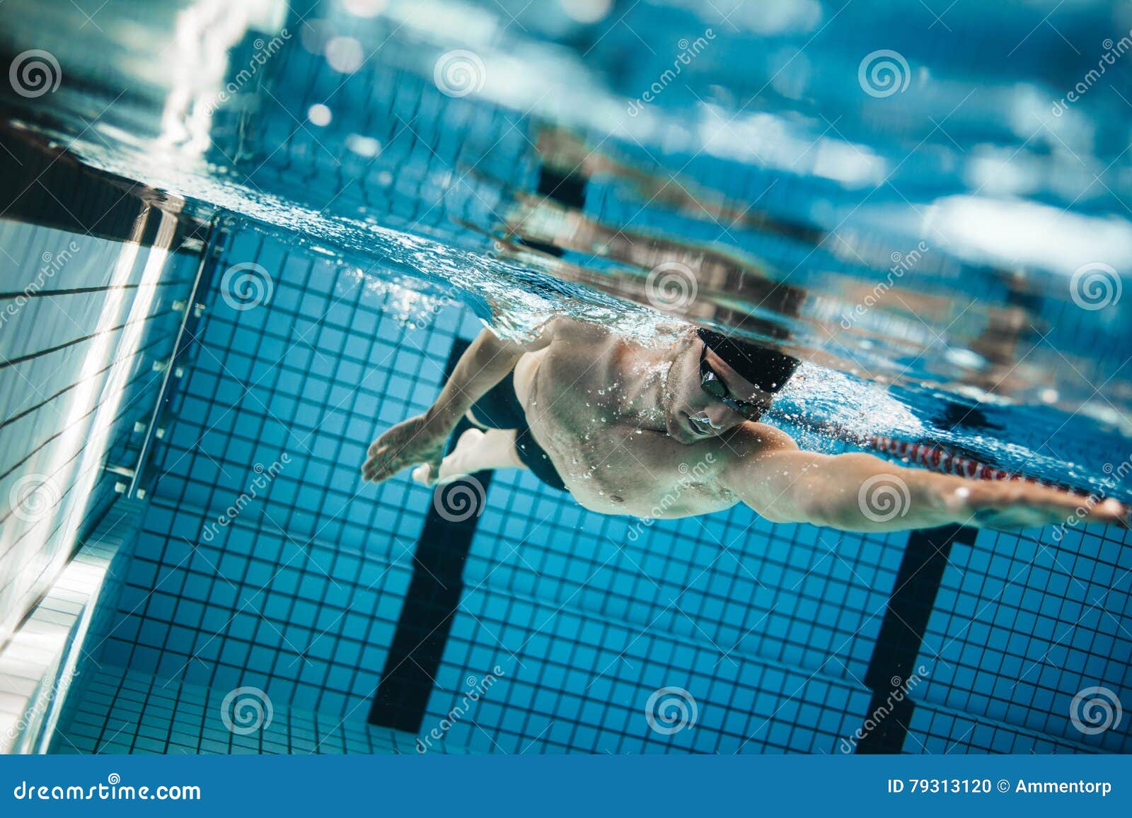 Junger Mann, Der Das Vordere Schleichen in Einem Pool Schwimmt ...