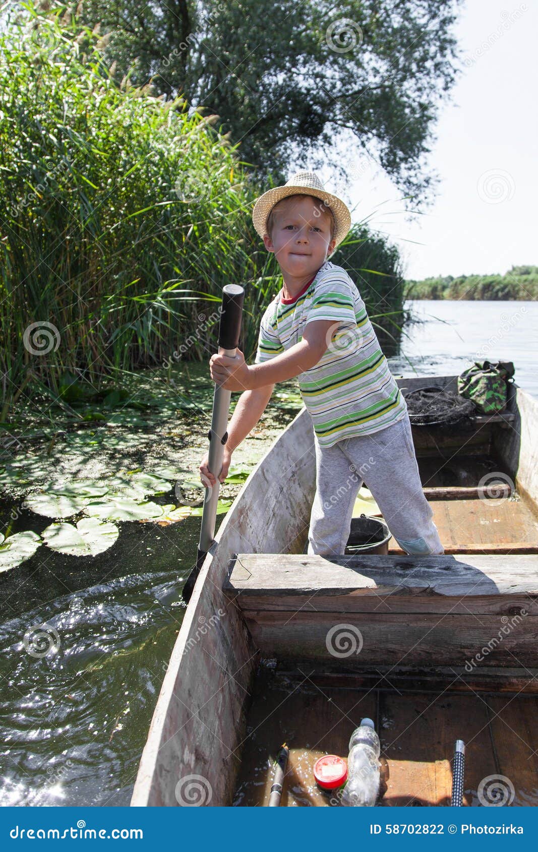 Junger Mann, Der Ein Boot Rudert Stockfoto - Bild von mann, sommer ...