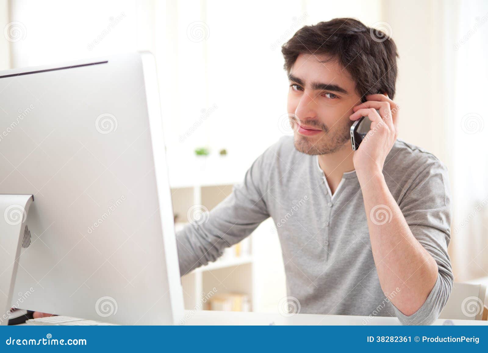 Junger Mann, Der Einen Anruf Vor Computer Hat Stockbild - Bild von ...