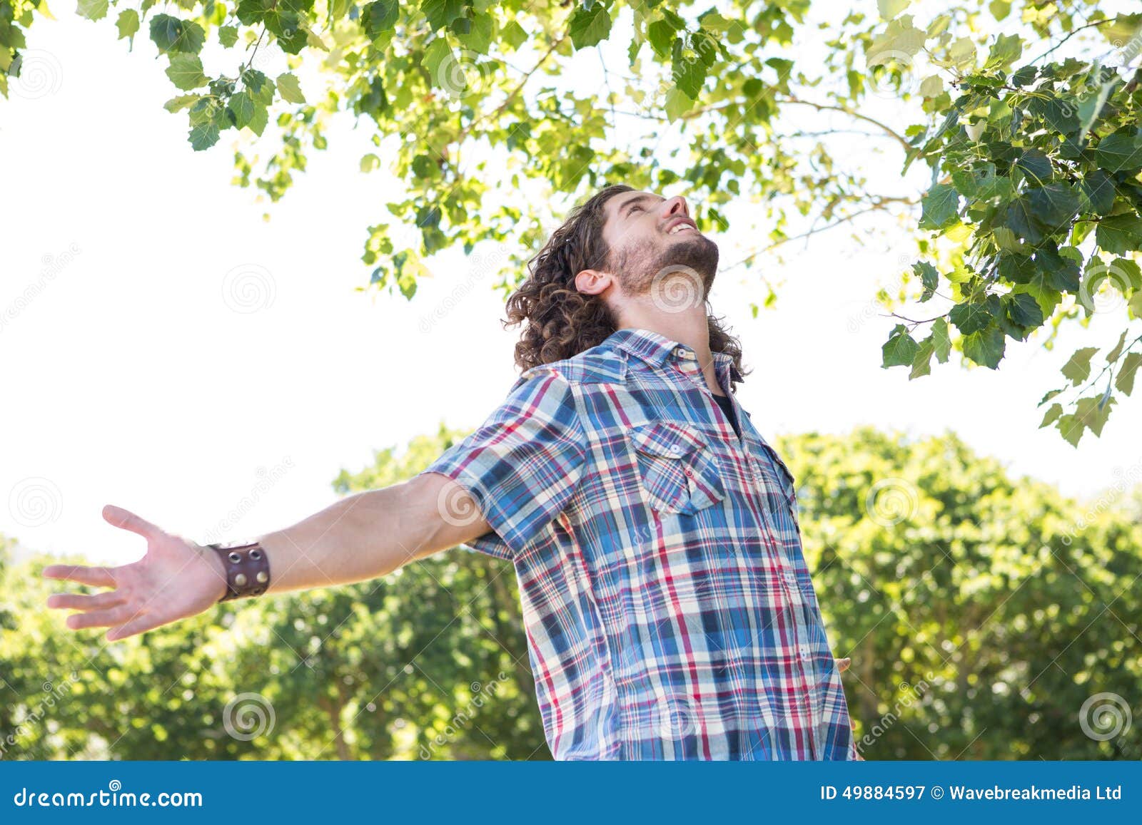 Junger Mann, Der Frei in Den Park Glaubt Stockbild - Bild von ruhig ...
