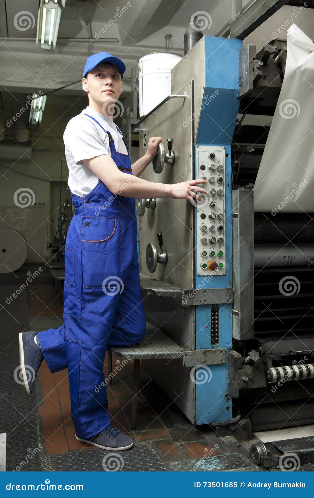 Junger Mann in Der Kappe, Die an Offsetdruckmaschine Arbeitet Stockbild ...