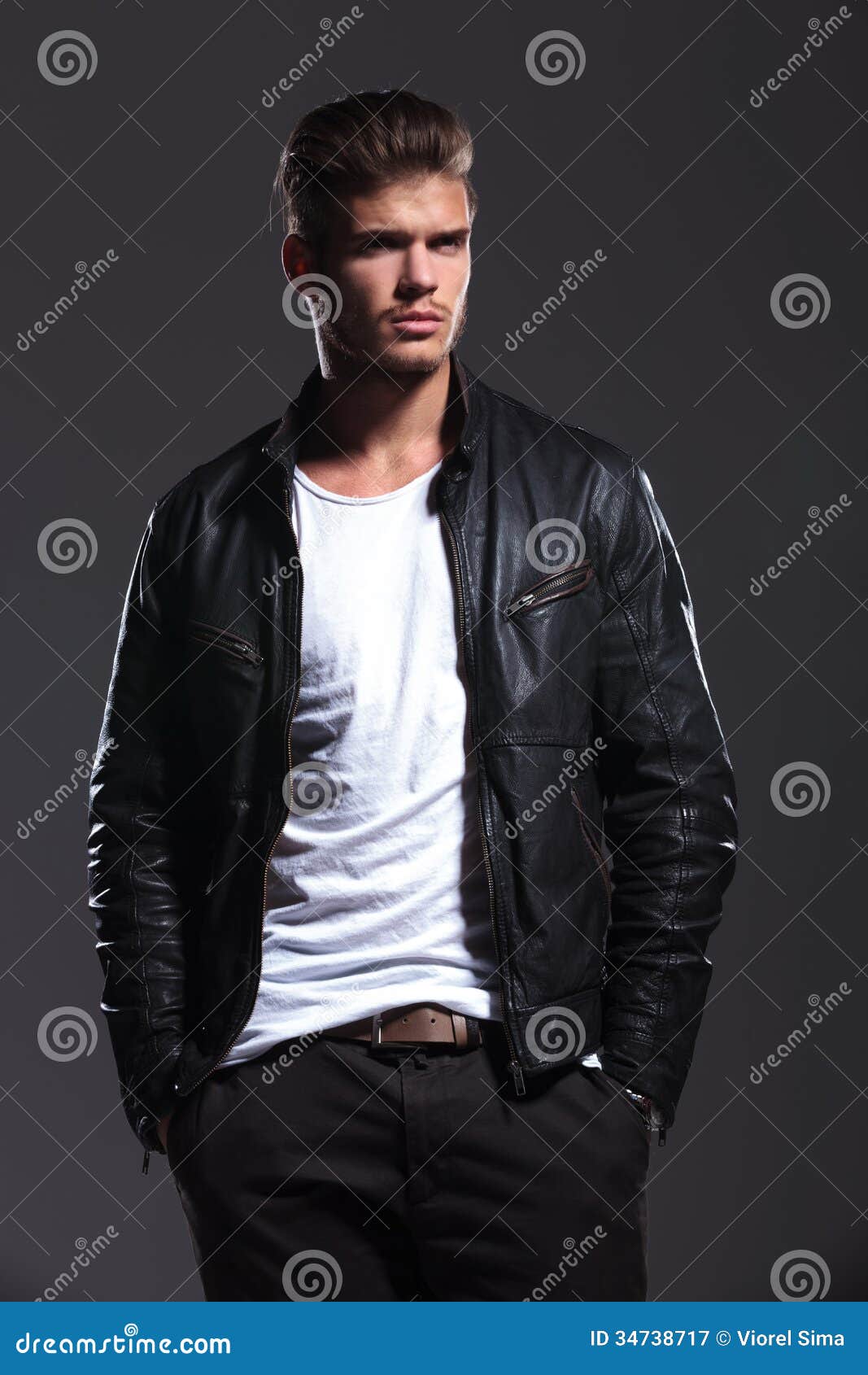 Junger Mann in Der Lederjacke Schaut Weg Stockbild - Bild von mann ...