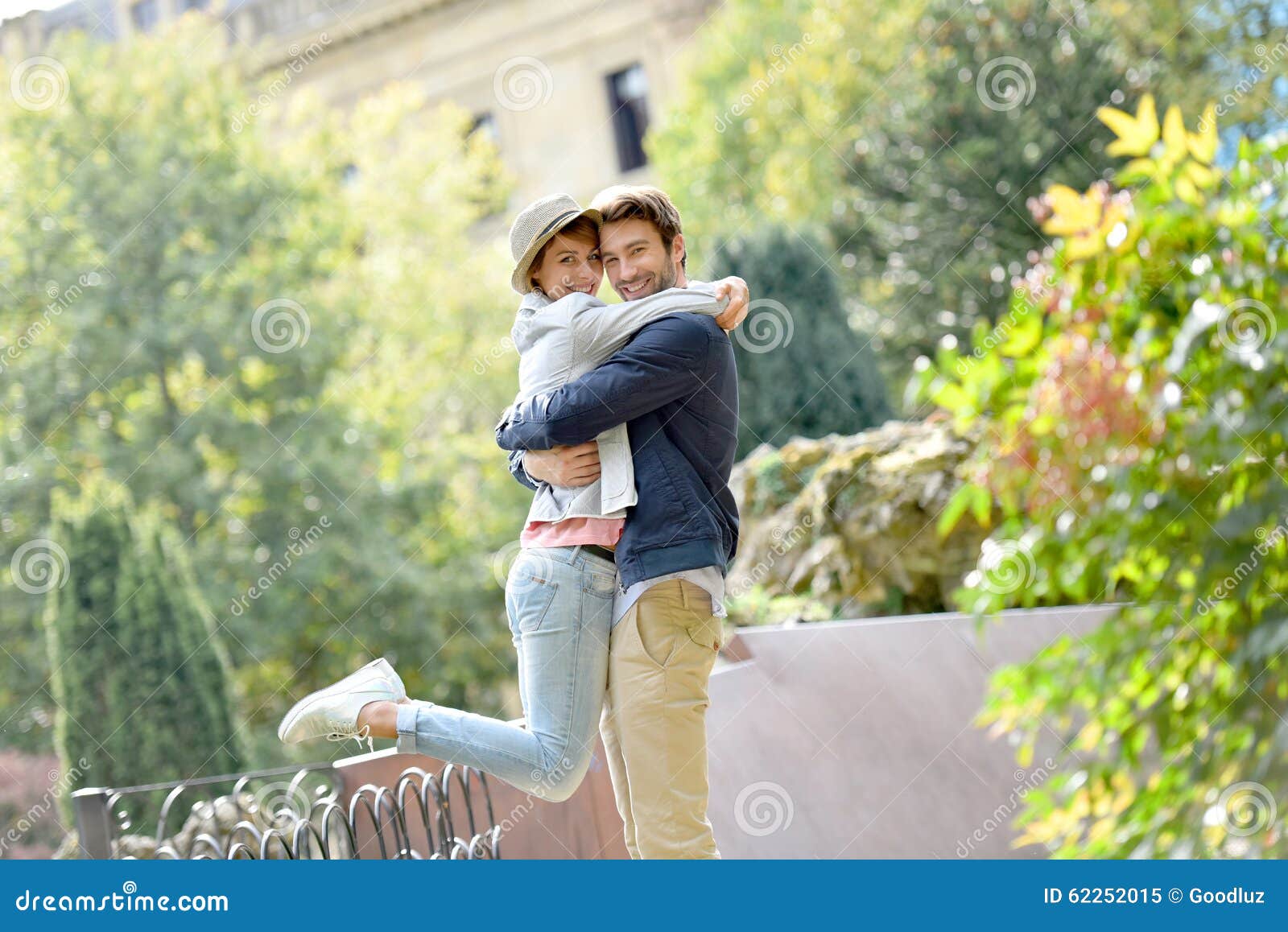 Junger Mann in Der Liebe, Die Seine Freundin Anhebt Stockbild - Bild ...