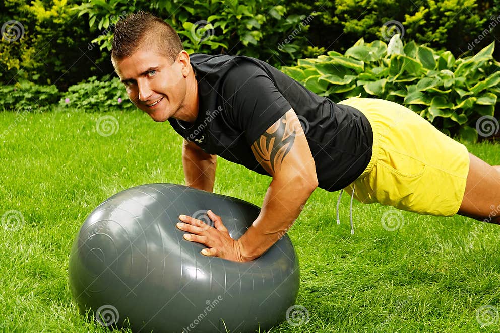 Junger Mann, Der Mit Ball Trainiert Stockfoto - Bild von glücklich ...