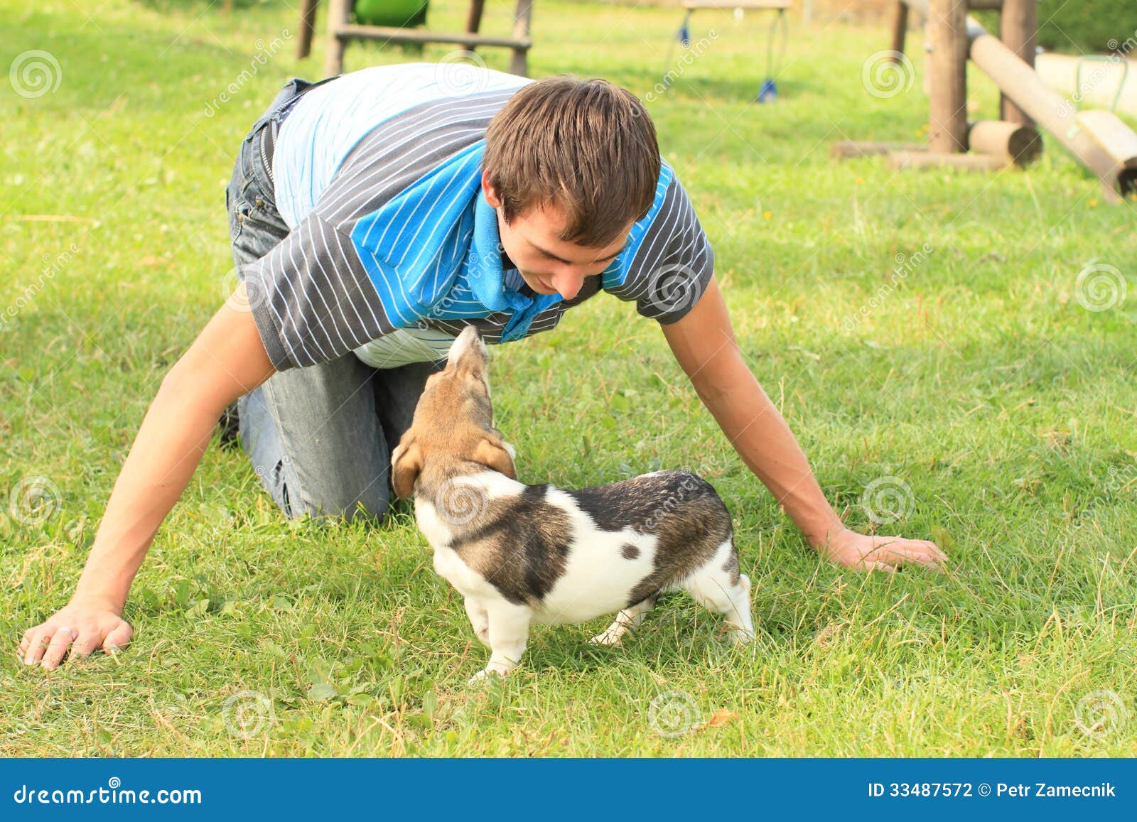 Junger Mann, Der Mit Einem Hund Spielt Stockfoto - Bild von streifen ...