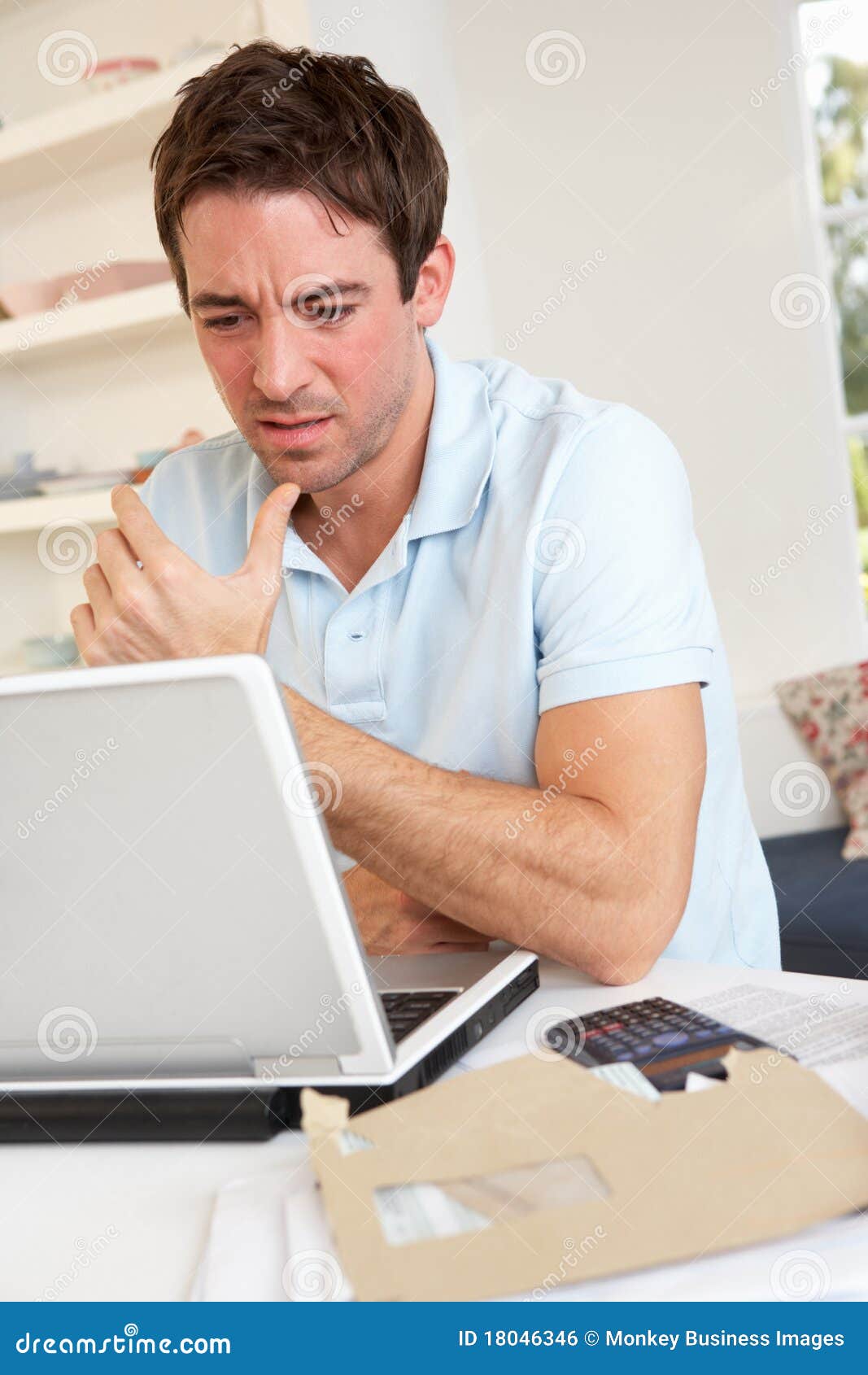 Junger Mann, Der Mit Laptop-Computer Arbeitet Stockfoto - Bild von mann ...