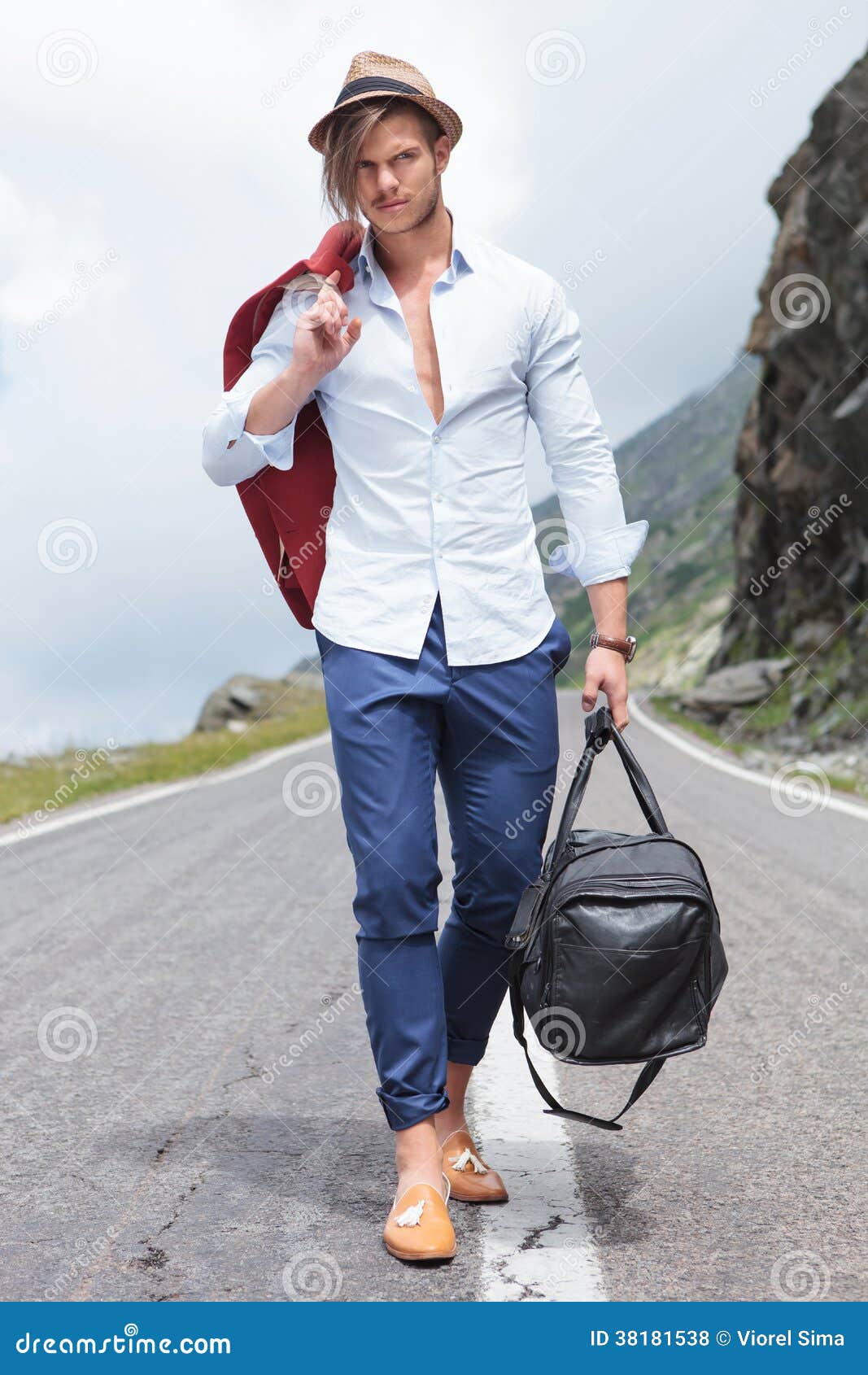 Junger Mann, Der Mit Tasche Auf Der Straße Geht Stockfoto - Bild von ...