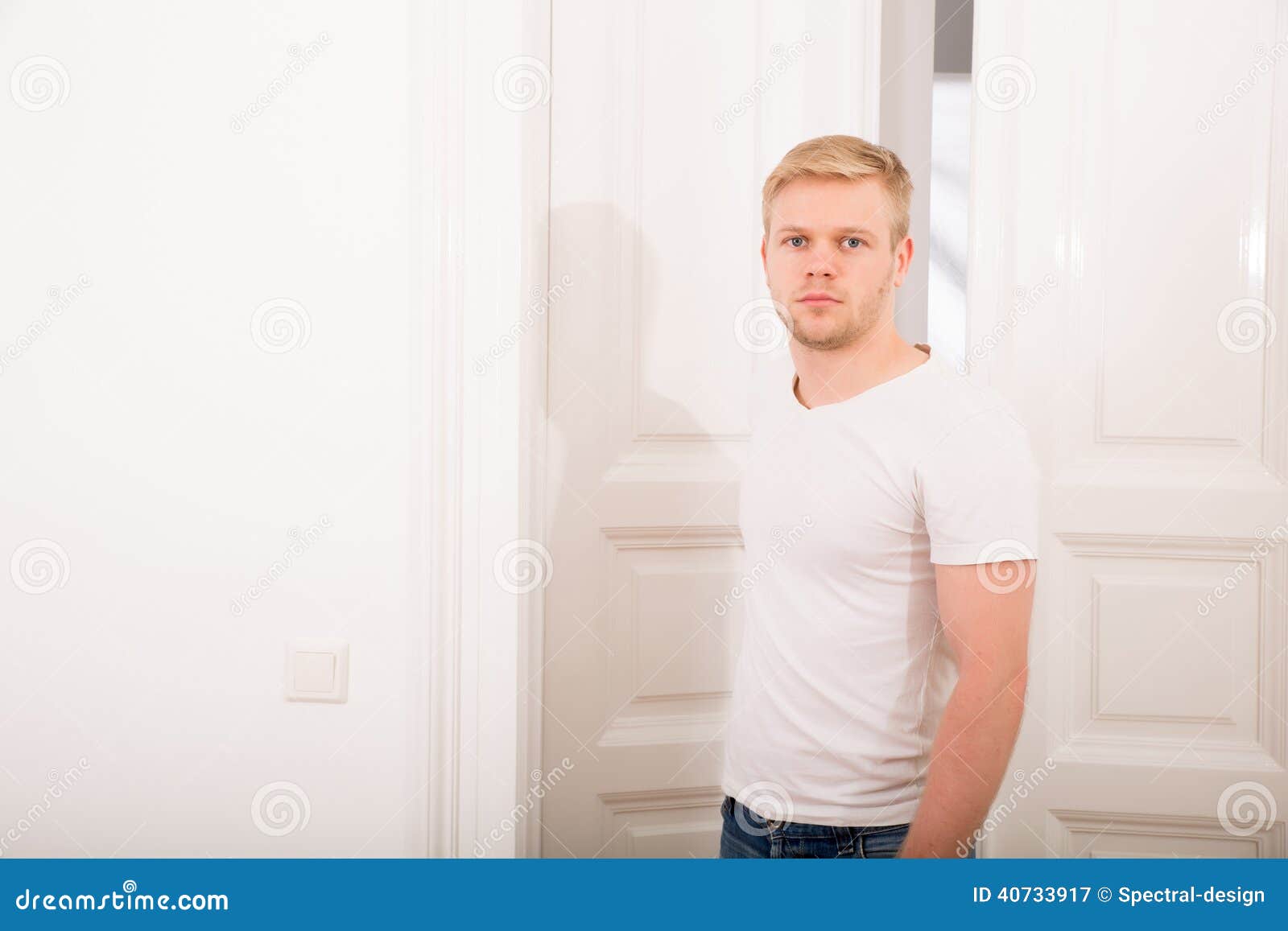 Junger Mann, Der Nach Hause Kommt Stockbild - Bild von tür, person ...