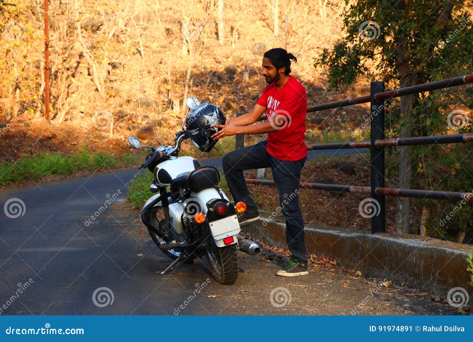 Junger Mann, Der Nahes Motorrad Steht Stockbild - Bild von modern ...