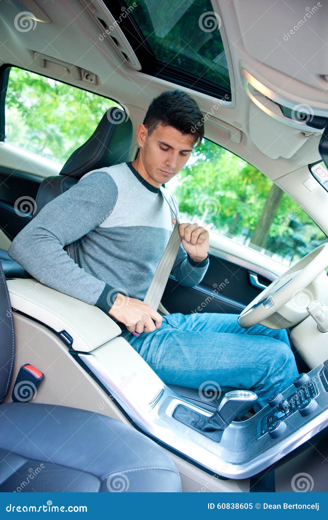 Junger Mann, Der Sicheren Gurt an in Auto Einsetzt Stockbild - Bild von ...