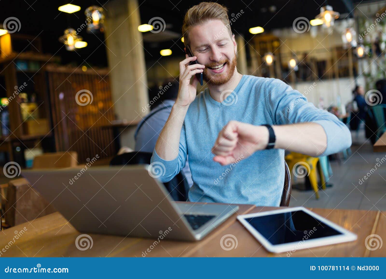 Junger Mann, Der Telefonanruf in Der Kaffeestube Hat Stockfoto - Bild ...