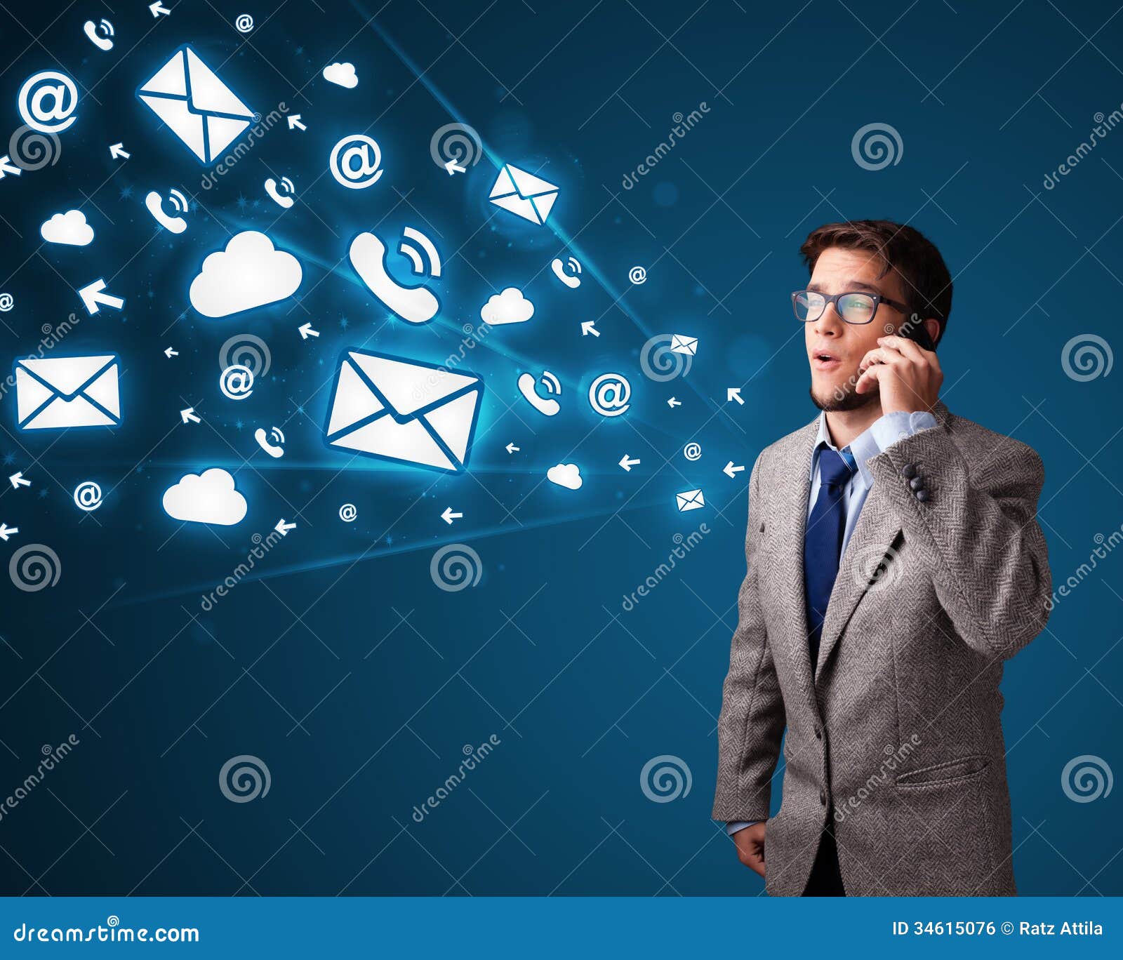 Junger Mann, Der Telefonanruf Mit Mitteilungsikonen Macht Stockfoto ...