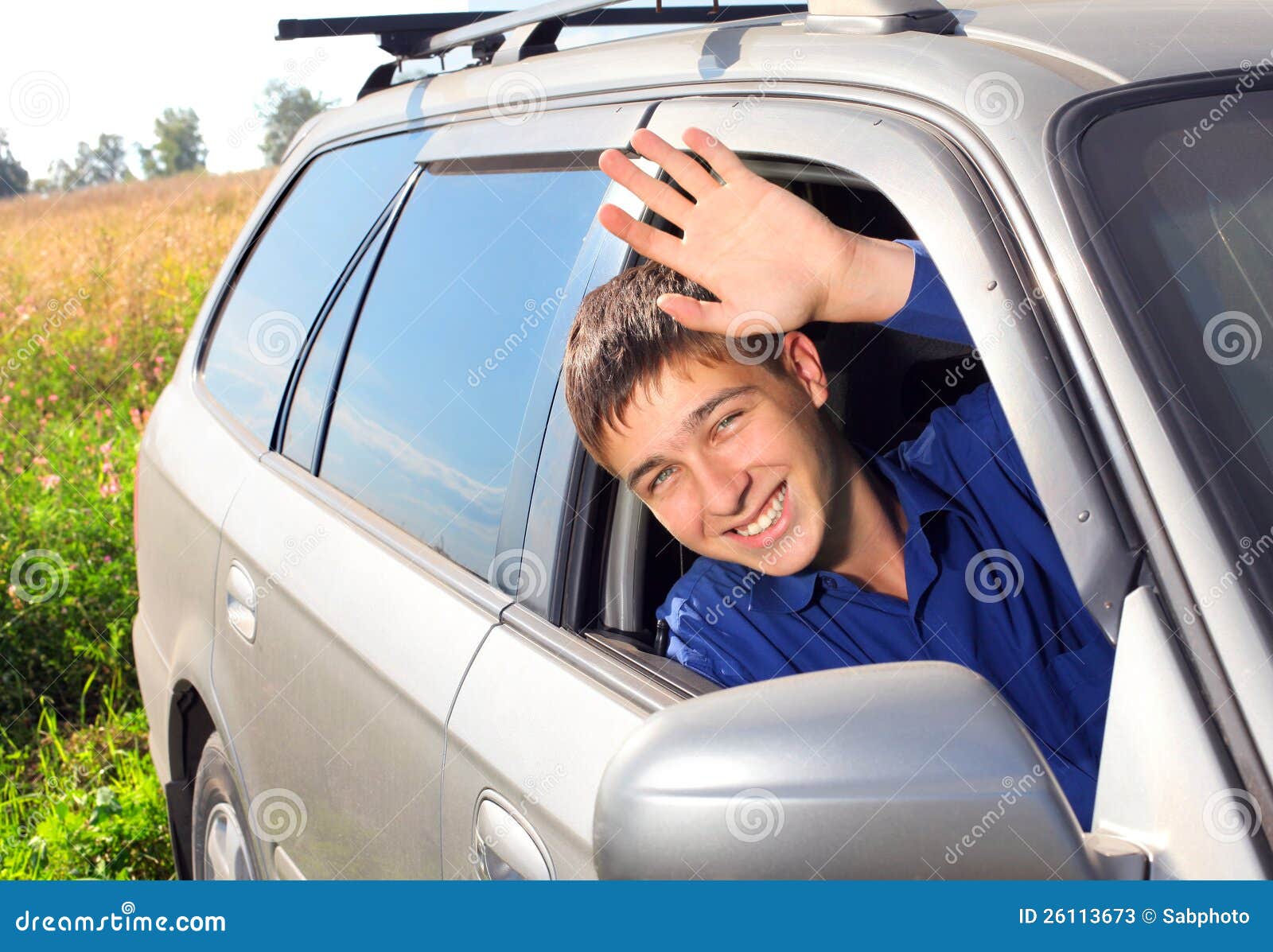 Junger Mann in einem Auto stockbild. Bild von gras, innere - 26113673