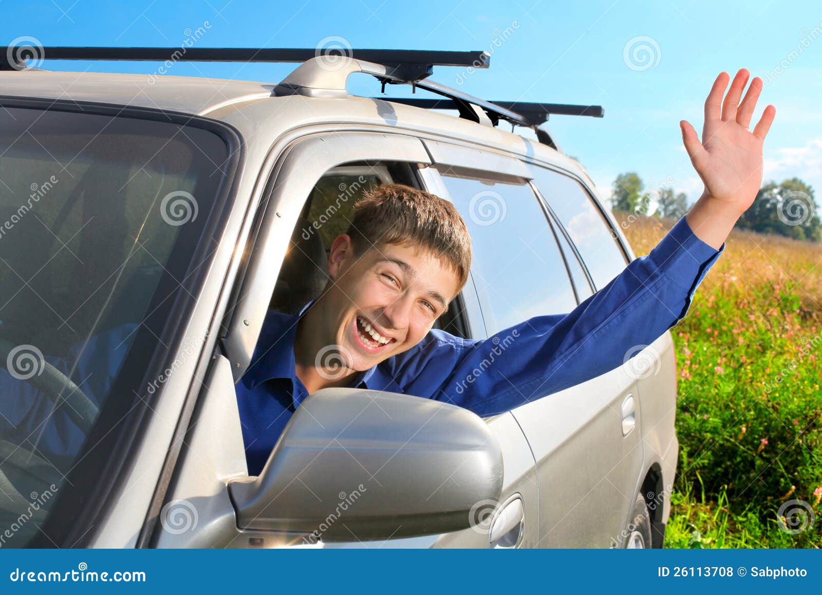 Junger Mann in einem Auto stockfoto. Bild von wolken - 26113708