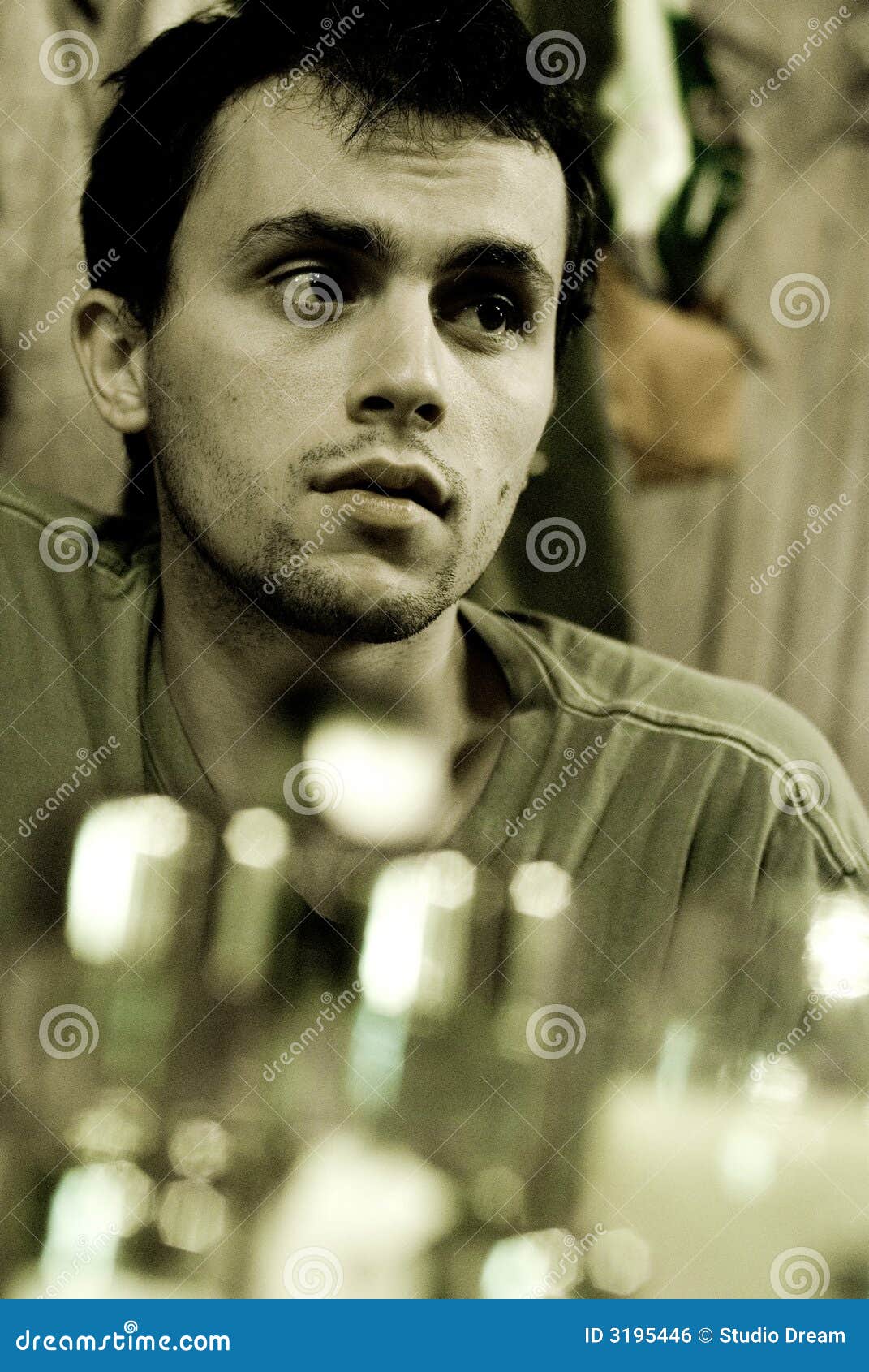 Junger Mann im Stab stockfoto. Bild von fokussiert, nüchtern - 3195446