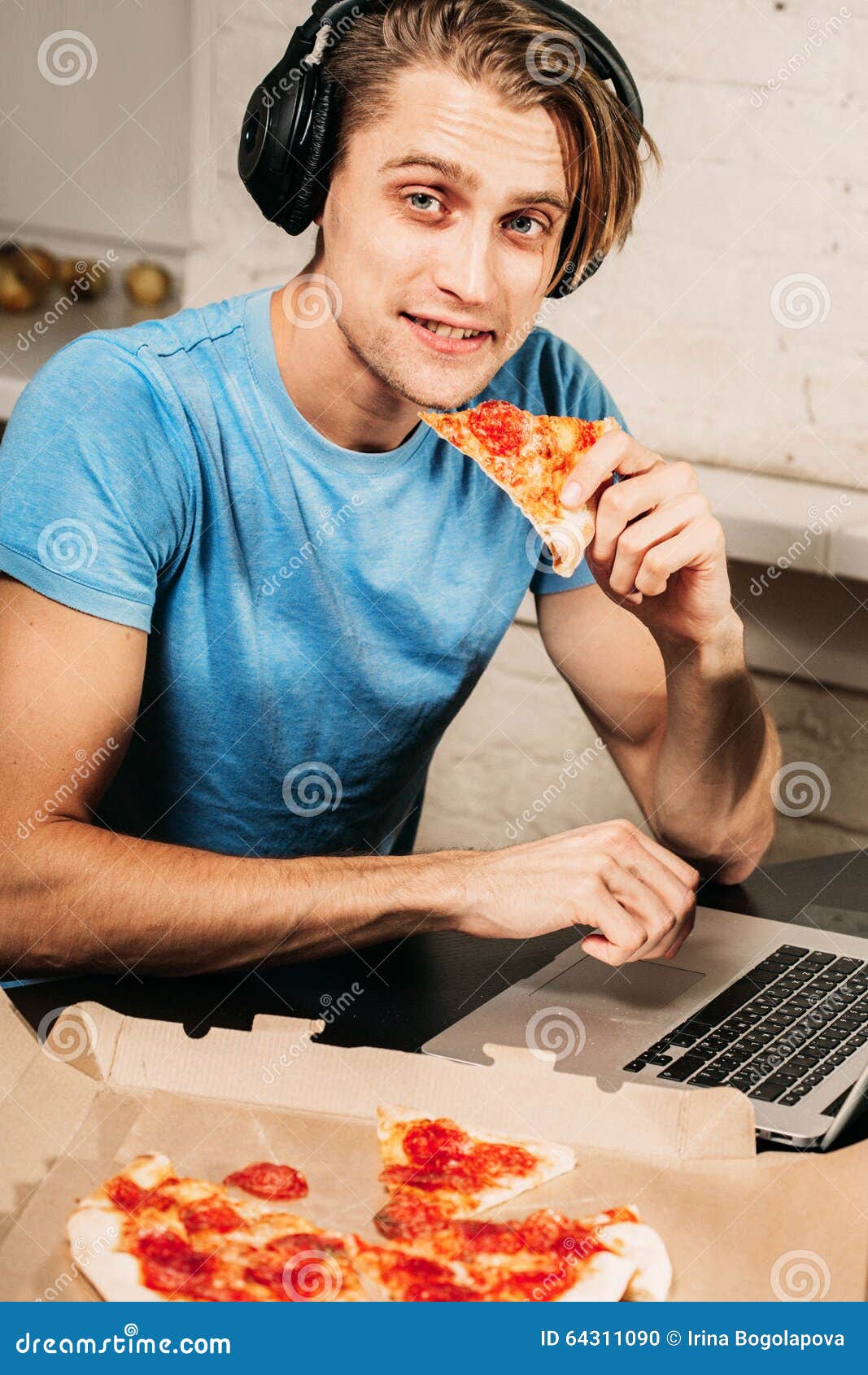 Junger Mann Isst Pizza Unter Verwendung Des Surfenden Internets Des ...