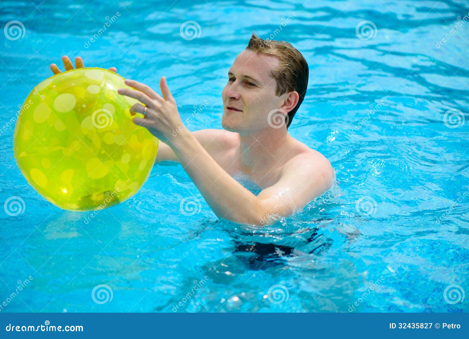 Junger Mann Mit Ball Im Swimmingpool Stockbild - Bild von erwachsener ...